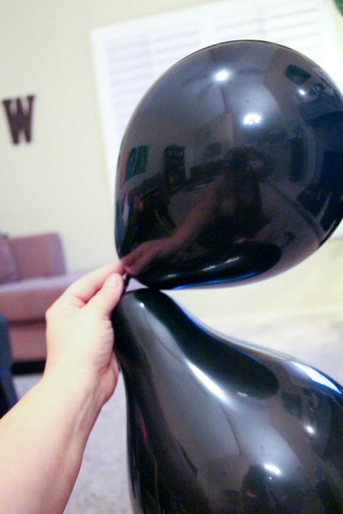 How to Make a Balloon Spiders - Halloween Balloon Decorations