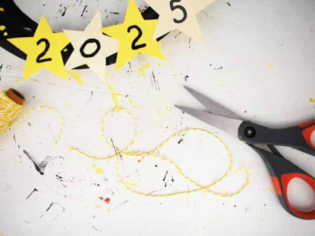 New Years Wreath - Star Craft For Kids - Made with HAPPY
