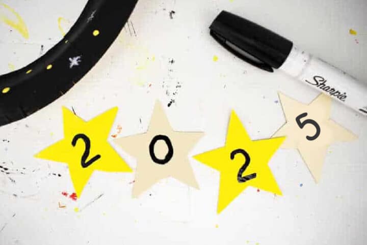 New Years Wreath - Star Craft For Kids - Made with HAPPY
