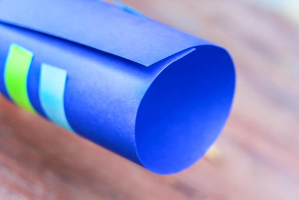 Simple Paper Wind Sock Craft - Camping Kids Crafts