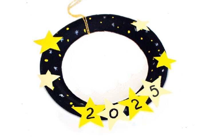 New Years Wreath - Star Craft For Kids - Made with HAPPY
